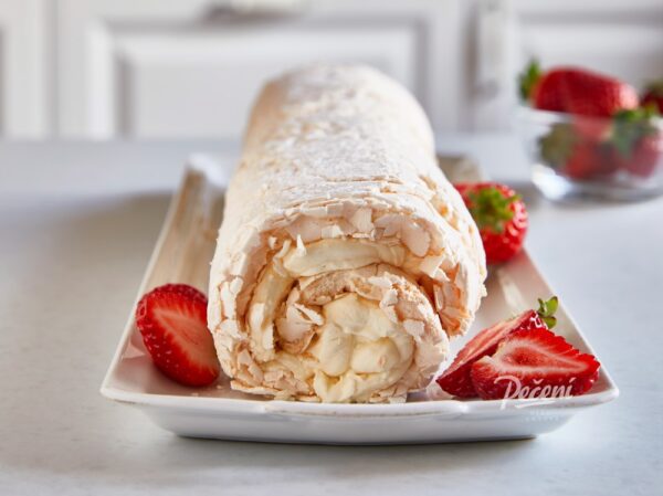 Sněhová roláda s marakujou a jahodami - Víkendové pečení