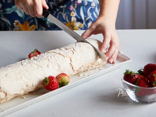 Sněhová roláda s marakujou a jahodami - Víkendové pečení